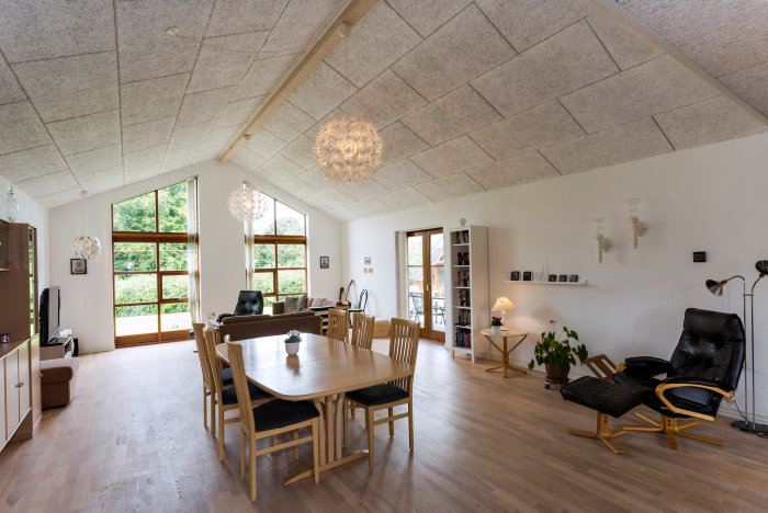 Træbeton loftplader i hvid med superfin struktur hos jem & fix